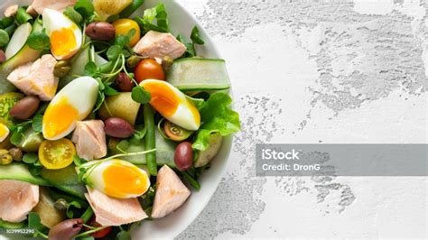 건강 한 니코 샐러드와 연어 다채로운 달콤한 체리 토마토 올리브 녹색 콩 오이 리본 부드러운 삶은 계란 지중해 조미료와 물유채과
