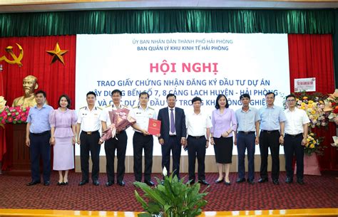 Trao Giấy chứng nhận đăng ký đầu tư cho các Dự án tiêu biểu trong Khu