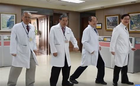 抖肩舞慶醫師節 高榮醫護笑翻網友「院長像跳復健操」 Ettoday健康雲 Ettoday新聞雲