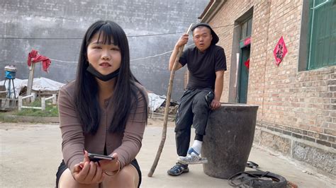 今天媒人给我介绍的这个女生还是挺有孝心的，即使结了婚还要继续照顾她这个不太聪明的叔叔，不过这不是一个好现象，大家不要学她哦 就想娶个媳妇i