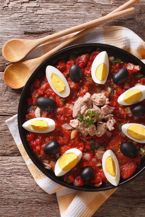 Insalata Araba Di Mechouia Con Le Verdure Il Tonno Ed Il Primo Piano