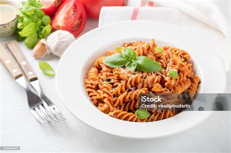 Fusilli 파스타와 토마토 소스 마늘 흰색 바탕에 바 질 파 르 마 치즈 0명에 대한 스톡 사진 및 기타 이미지 0명
