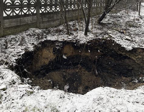 Kolejne zapadlisko w Trzebini Dziura pojawiła się przy ogrodzeniu