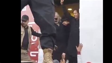 رئيس وزراء باكستان السابق عمران خان يحيي المواطنين أثناء خروجه من