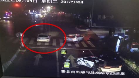 路遇交警夜查酒驾，男子闯卡肇事逃逸七环视频澎湃新闻 The Paper