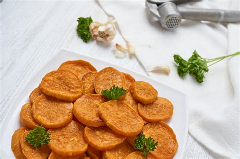 Ubi Jalar Panggang Dalam Piring Putih Di Atas Meja Kayu Putih Dengan