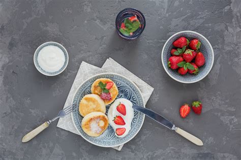 코 티 지 치즈는 아침 이나 점심에 대 한 사 우 어 크림과 딸기 팬케이크 가정 주방에 대한 스톡 사진 및 기타 이미지 가정