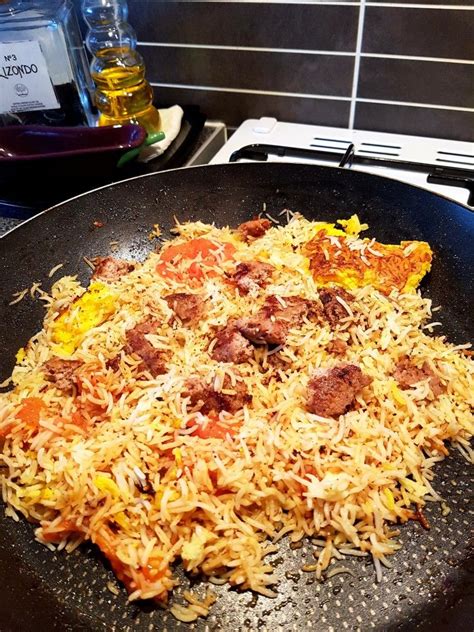 برنج مخلوط شده با گوجه فرنگی با کباب تابه ایی و سماق