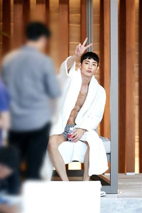Lee Soo Hyuk에 있는 ©️ N ©️님의 핀 소녀 배우 복근