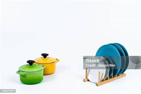 흰색 바탕에 다양 한 주방 도구를 단정 0명에 대한 스톡 사진 및 기타 이미지 0명 갈색 개체 그룹 Istock