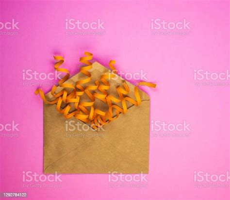 분홍색 배경에 노란색 색종이가있는 아름다운 공예 봉투 0명에 대한 스톡 사진 및 기타 이미지 0명 개념 개체 그룹 Istock
