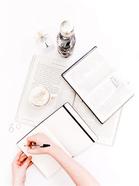 Foto Persona Escribiendo En Cuaderno Imagen Texto Gratis En Unsplash