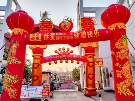 国庆节来临：小区婚礼扎堆，俩红拱门前后和谐相处 搜狐大视野 搜狐新闻