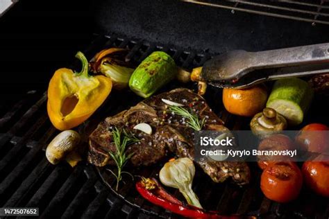 로즈마리 마늘 양파 후추 호박 토마토가 불씨에 누워있는 뼈에 구운 쇠고기 스테이크 수평 방향 고기에 대한 스톡 사진 및 기타