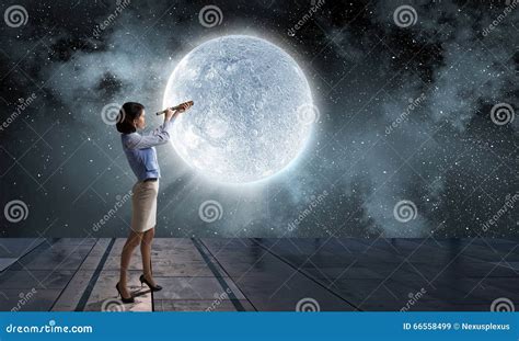 Is Daar Het Leven Op Maan Stock Afbeelding Image Of Nacht 66558499
