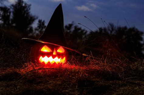 Premium Photo Spooky Halloween Pumpkin Jackolantern In Witch Hat With