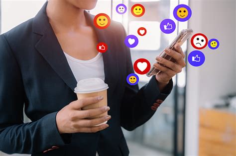 소셜 미디어를 재생하기 위해 휴대 전화를 사용하는 비즈니스 여성 개념에 대한 스톡 사진 및 기타 이미지 개념 그래프 금융 Istock