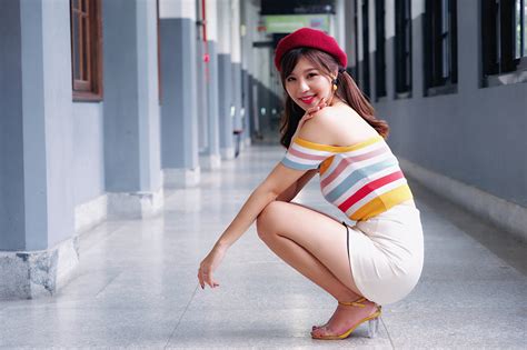 Картинки Юбка улыбается Берет позирует молодая женщина Ноги Майка