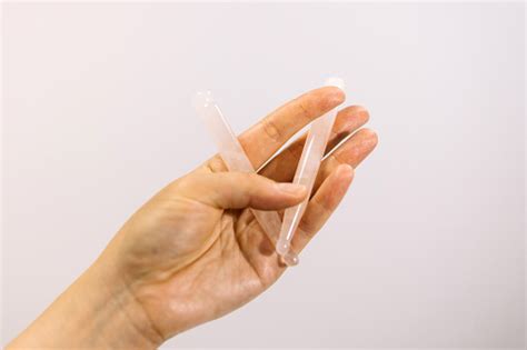 여자 손에 구아 샤 도구 뷰티와 스킨케어 컨셉 얼굴 리프팅을위한 마사지 개성 개념에 대한 스톡 사진 및 기타 이미지 개성