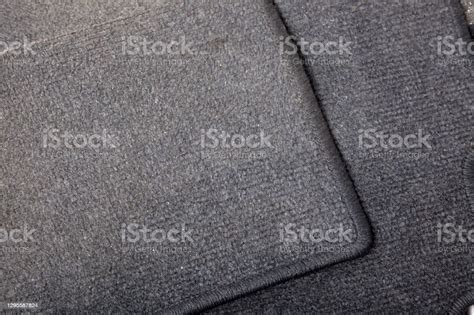 흰색 고립 된 배경에 검은 카펫으로 만든 미니 밴의 뒷면에 자동차 바닥 매트에 클로즈업 자동차 서비스 산업 예비 부품 카탈로그