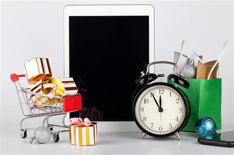 온라인 휴일 쇼핑 선물 상자 태블릿 Pc 휴대 전화 및 흰색 배경에 시계와 슈퍼마켓 트롤리 복사 공간 개념에 대한 스톡 사진 및 기타 이미지 Istock