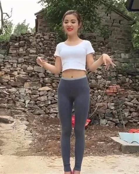 村拍：會穿緊身褲的農村女孩，就是不一樣 每日頭條