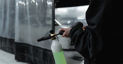 실내 거품총 고압 세척기 교통 까만 재킷 녹색 액체 도구 병 보수 보호 복 비누 사람 산업의 서비스 가능 지역 세정제 세차 세척 소독 손