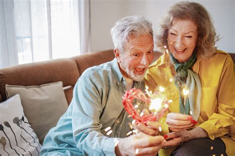 집에서 발렌타인 데이를 축하하는 시니어 부부는 스파클러를 손에 들고 2명에 대한 스톡 사진 및 기타 이미지 2명 65 69세 70 79세 Istock