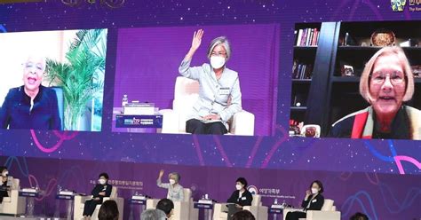 기조연설자와 온라인 인사하는 강경화 전 외교부 장관