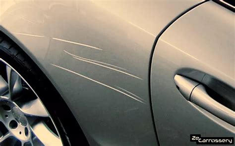 Comment réparer une rayure profonde sur une voiture Fabrica Cat
