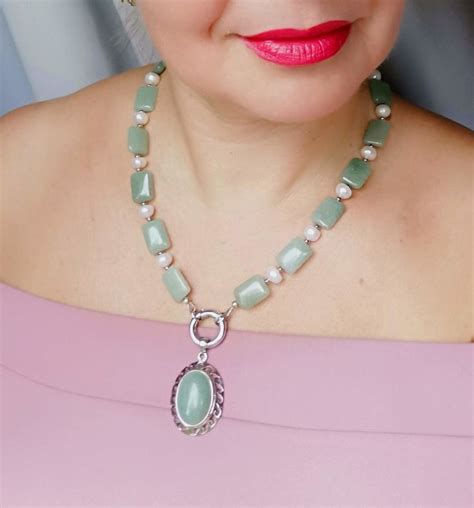 Колье с нефритом и жемчугом купить подарки в интернет магазине на Ярмарке Мастеров Колье