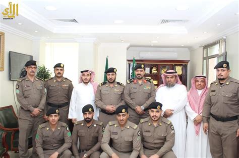 مدير شرطة محافظة دومة الجندل يكرم عدداً من ضباط الصف والجنود وموظف