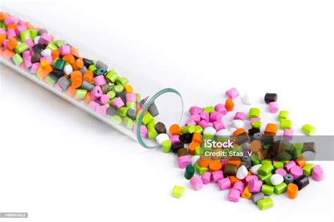 플라스틱 팔레트 여러 가지 빛깔의 플라스틱 과립 산업용 과립 플라스틱 원료 흰색 배경에 폴리머 염료 다색 폐 폴리에틸렌 과 폴리 프로필렌의 처리 후 플라스틱 과립 폴리머