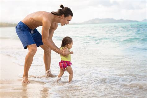 Pai Feliz E Filha Que Jogam Junto Na Praia Fora Imagem De Stock