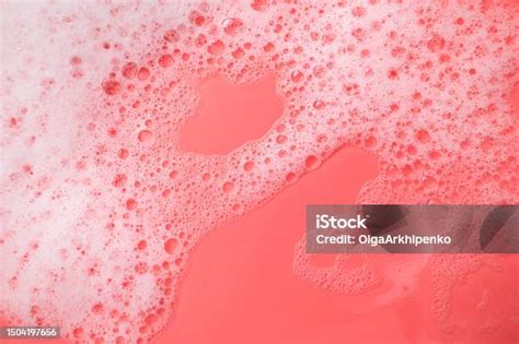 분홍색 배경에 거품이 있는 하얀 거품의 질감 세척 위생 샴푸 비누 목욕 젤 무스를위한 화장품 거품 최소한의 미용 및 의료 배경