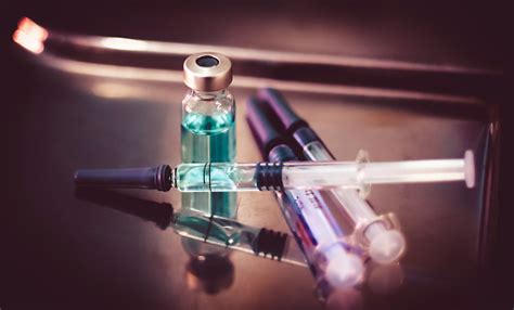 새로운 코로나바이러스 코로나 바이러스 백신 유리알 복용량 독감 주사 약물 바늘 주사기 의료 개념 예방 접종 피하 주사 치료 질환