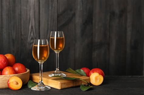 검은 나무 테이블에 맛있는 매실 주류와 잘 익은 과일 홈메이드 강한 알코올 음료 0명에 대한 스톡 사진 및 기타 이미지 0명