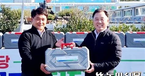 제주양돈농협 조합원에 영농자재 전달