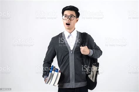 젊은 괴상 한 남자 안경을 들고 서 있는 흰색 배경에 고립 동안 책 스택 N 공부에 대한 스톡 사진 및 기타 이미지 공부