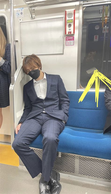 紺野 光則 on Twitter この前電車でウトウトしてたらガラスに映ってるコに盗撮された https t co