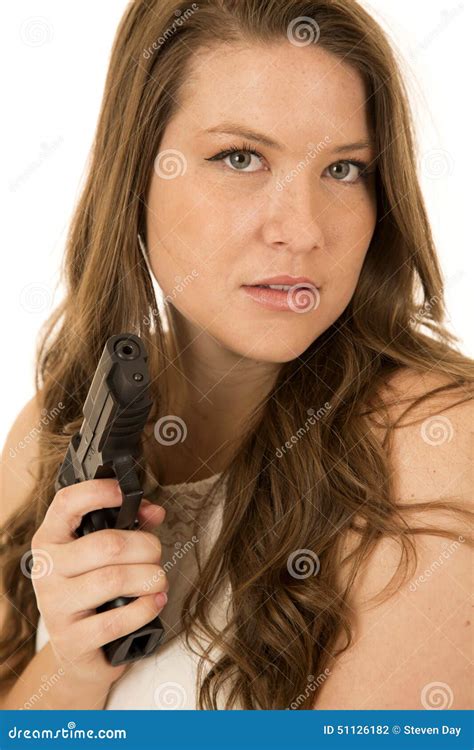 Vrouw Die Een Zwart Pistool Houden Bekijkend De Camera Stock Foto