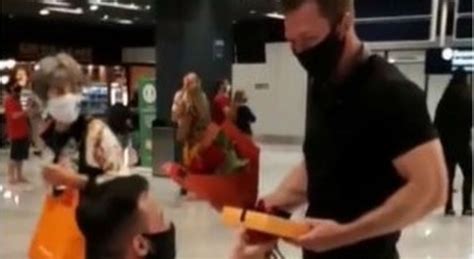 Homem Surpreende Namorado Com Pedido De Casamento No Meio Do Aeroporto