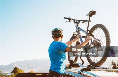 산악 자전거 타는 사람이 자동차 지붕에서 그의 자전거를 타고 두발자전거에 대한 스톡 사진 및 기타 이미지 두발자전거 자전거 타기 차 Istock