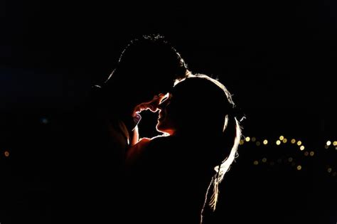 Siluetas De Una Hermosa Joven Pareja De Pie En La Azotea En La Noche