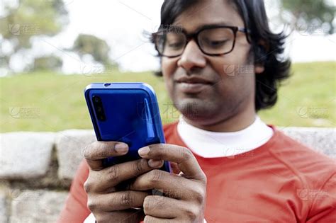 年轻人在手机上分享比赛结果素材 花瓣网