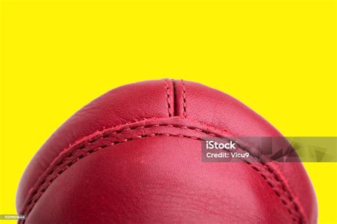 패션 신발끈과 신발입니다 빨간 운동 화와 신발끈 노란색 배경 가죽에 대한 스톡 사진 및 기타 이미지 가죽 걷기 고무