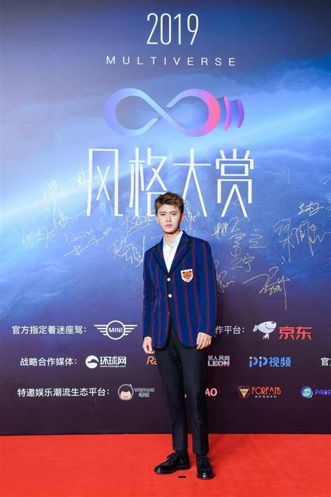 任嘉伦现身2019风格大赏红毯 身穿条纹西服成熟有型新浪图片