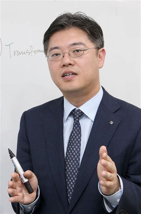 디지털 고객은 몰라도 돼 금융사 직원들 몫” 한국일보