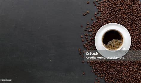 검은 나무 테이블 배경에 커피와 콩 한 잔 맨 위 보기 0명에 대한 스톡 사진 및 기타 이미지 0명 공예 마실 것