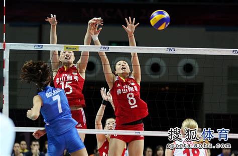 图文：中国女排vs塞尔维亚 魏秋月马蕴雯拦网 搜狐体育